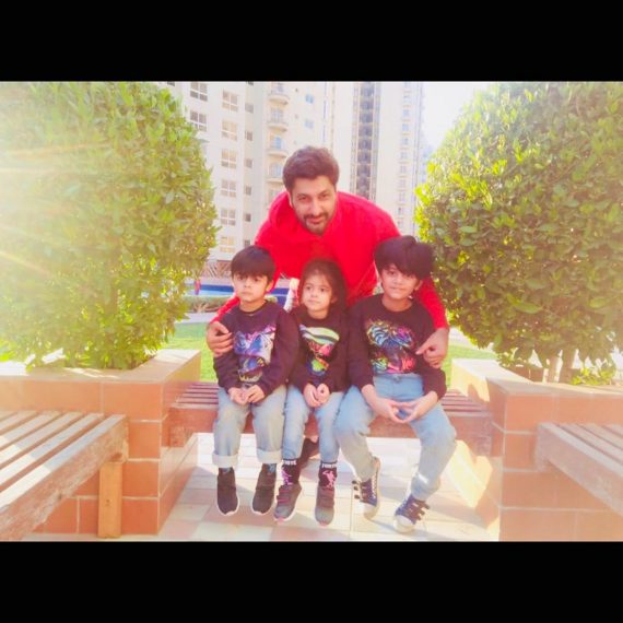 Actor Syed Jibran's Latest Pictures with his Family | Reviewit.pk