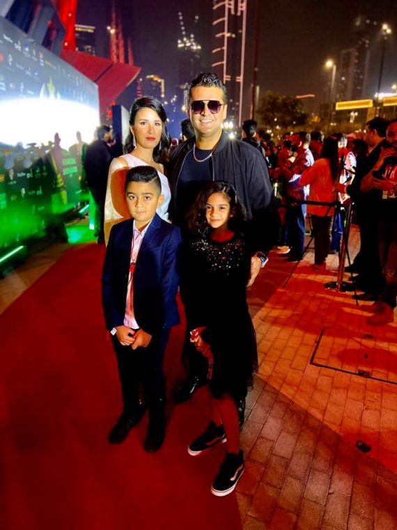 Fakhar-e-Alam Latest Pictures With His Wife And Children | Reviewit.pk