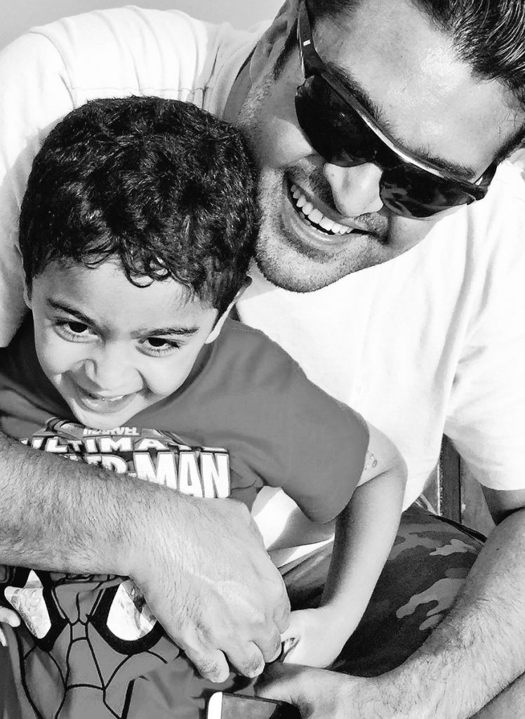 Fakhar-e-Alam Latest Pictures With His Wife And Children | Reviewit.pk