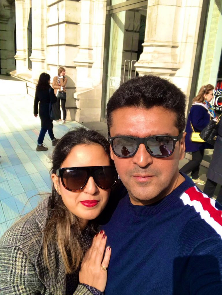 Fakhar-e-Alam Latest Pictures With His Wife And Children | Reviewit.pk