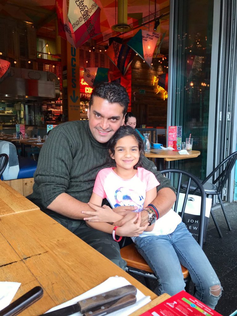 Fakhar-e-Alam Latest Pictures With His Wife And Children | Reviewit.pk
