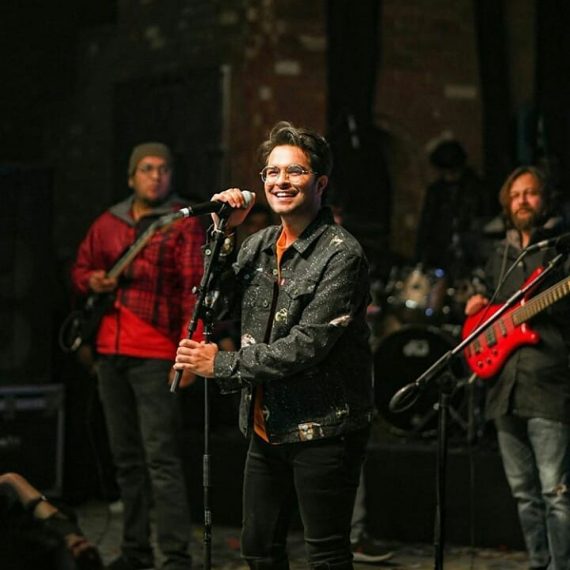 Hania Aamir Singing Along Asim Azhar At His Concert | Reviewit.pk