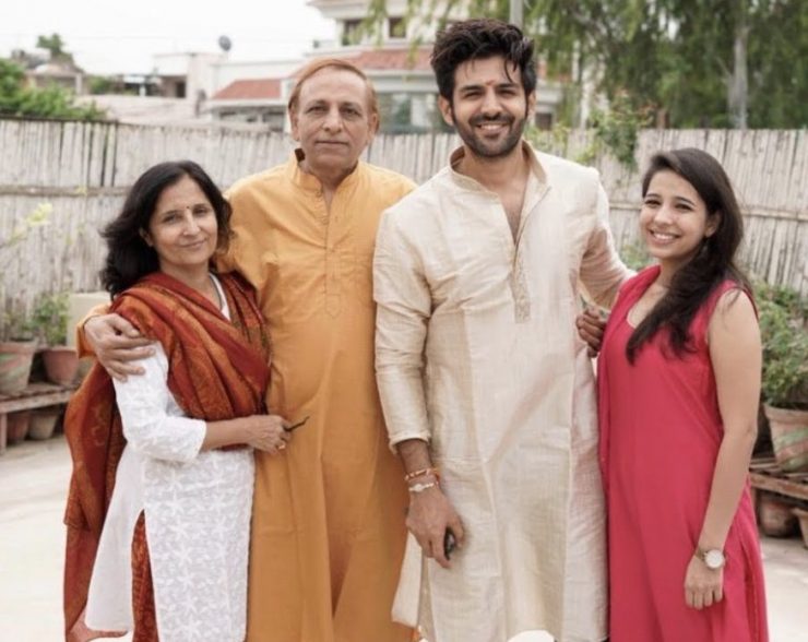 Kartik Aryan's Rare Family Pictures | Reviewit.pk