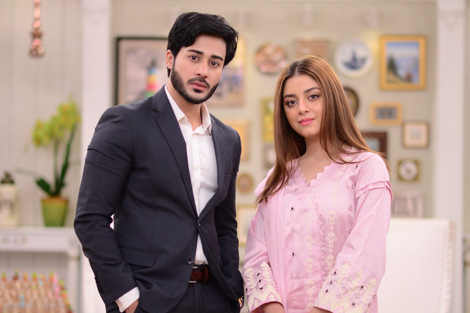 Drama Serial Mera Dil Mera Dushman Cast's Special Show Pictures | Reviewit.pk