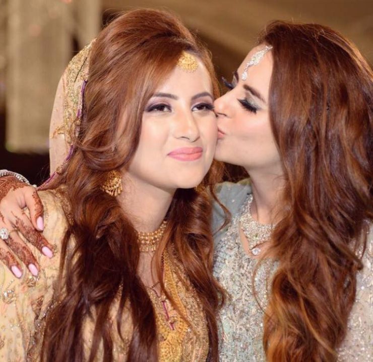 Pakistani Actresses With Their Non Famous Beautiful Sisters | Reviewit.pk