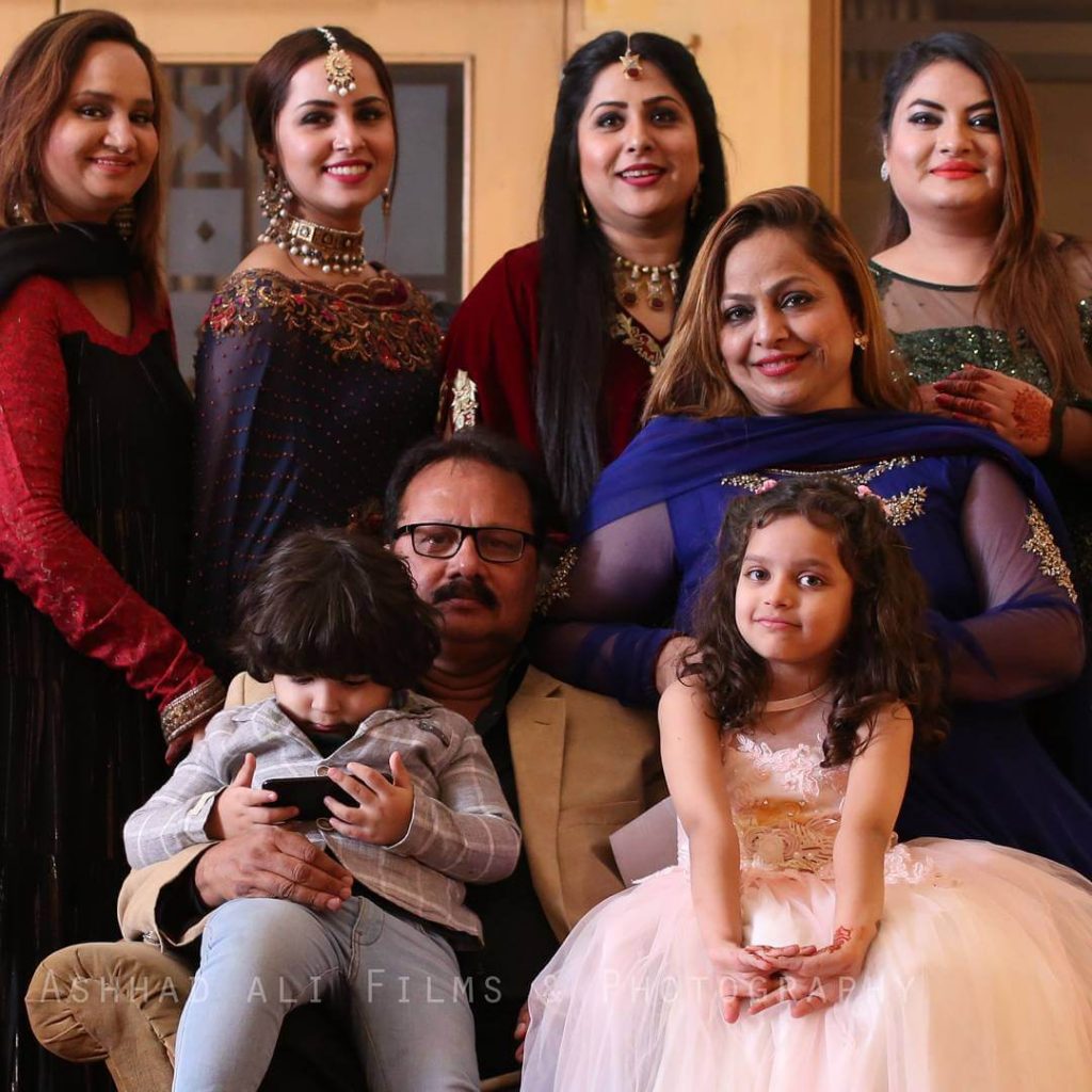 Pakistani Actresses With Their Non Famous Beautiful Sisters | Reviewit.pk