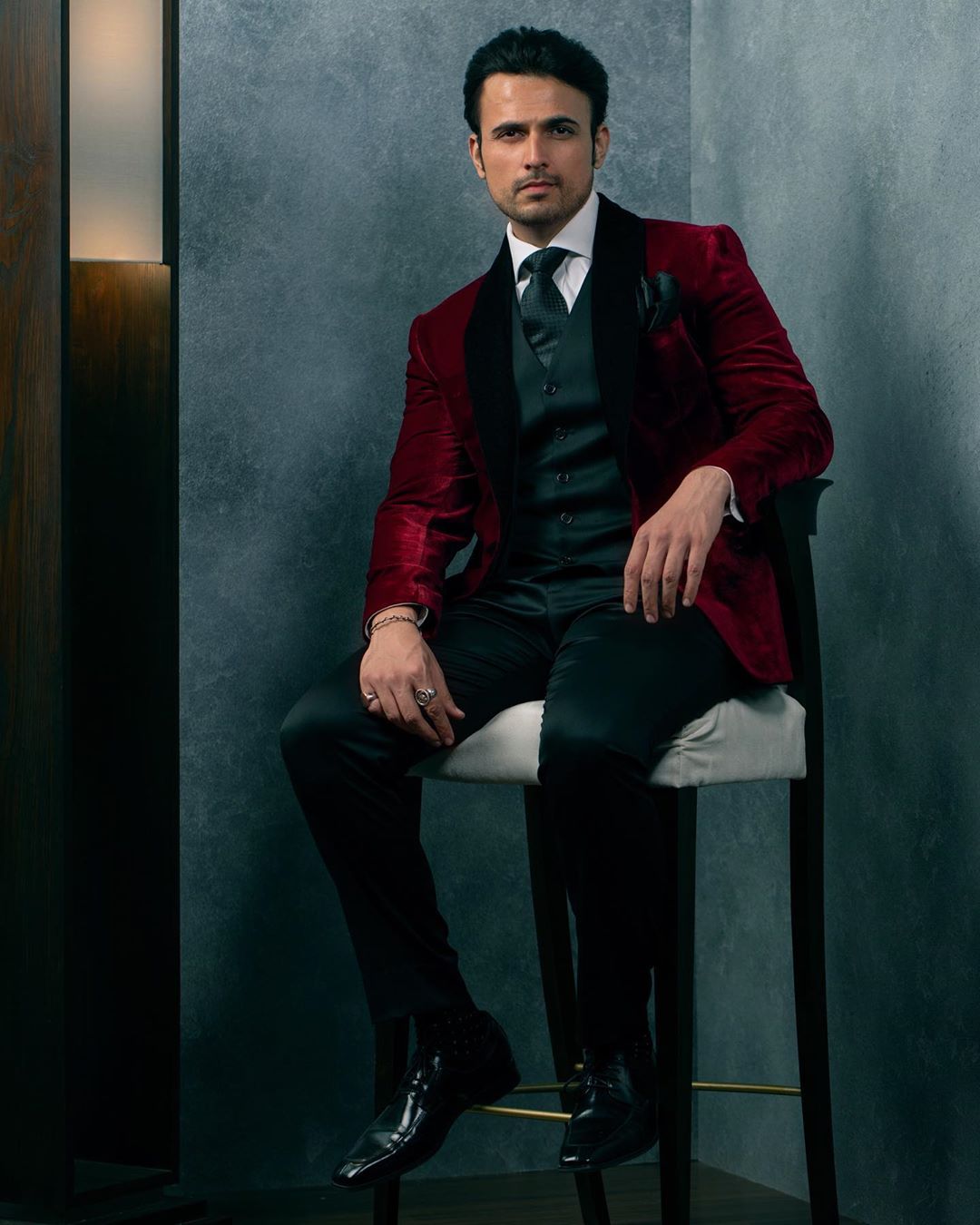 Usman Mukhtar Shared Throwback Photo With His Boys | Reviewit.pk