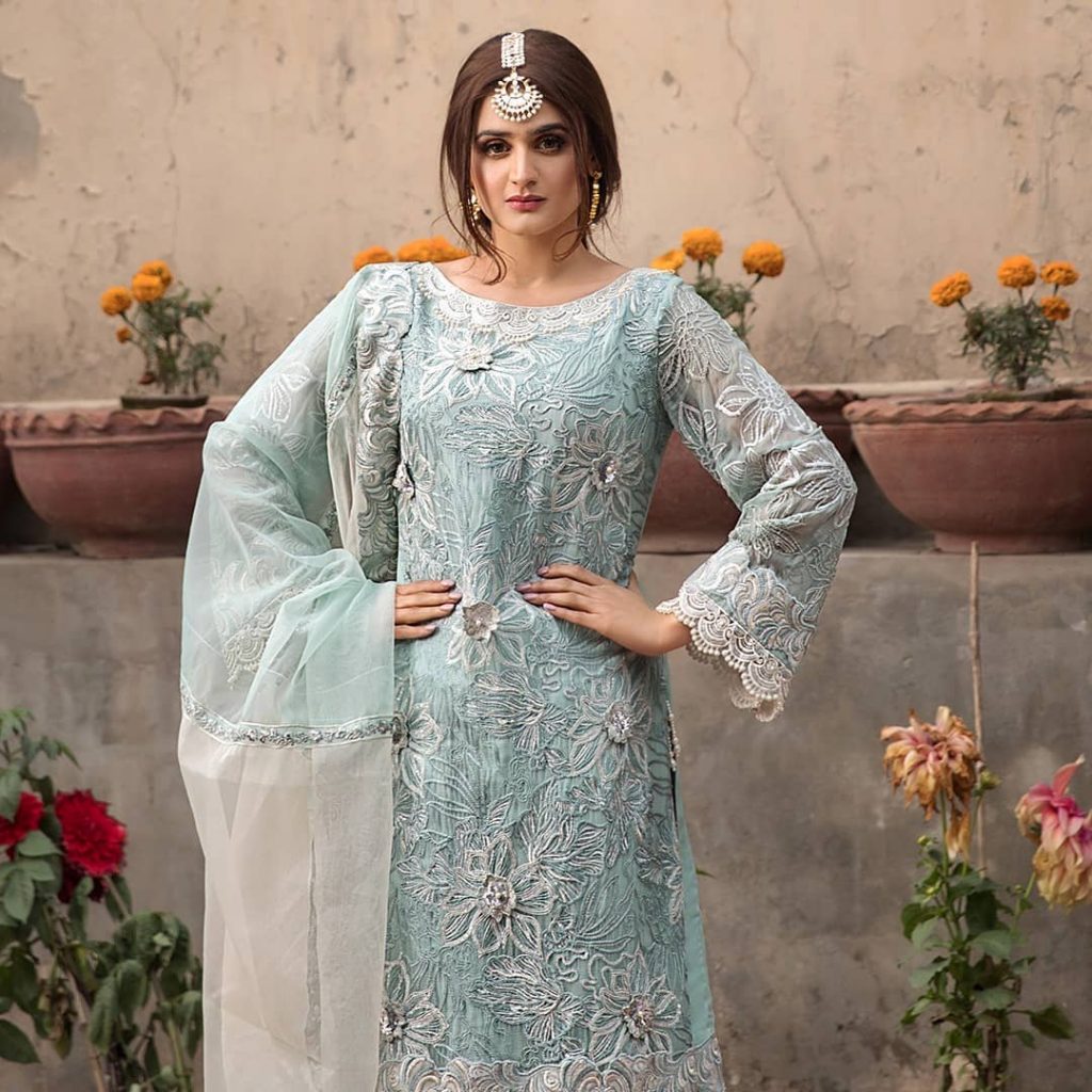 Beautiful Hira Mani Latest Photo Shoot for Motifz | Reviewit.pk