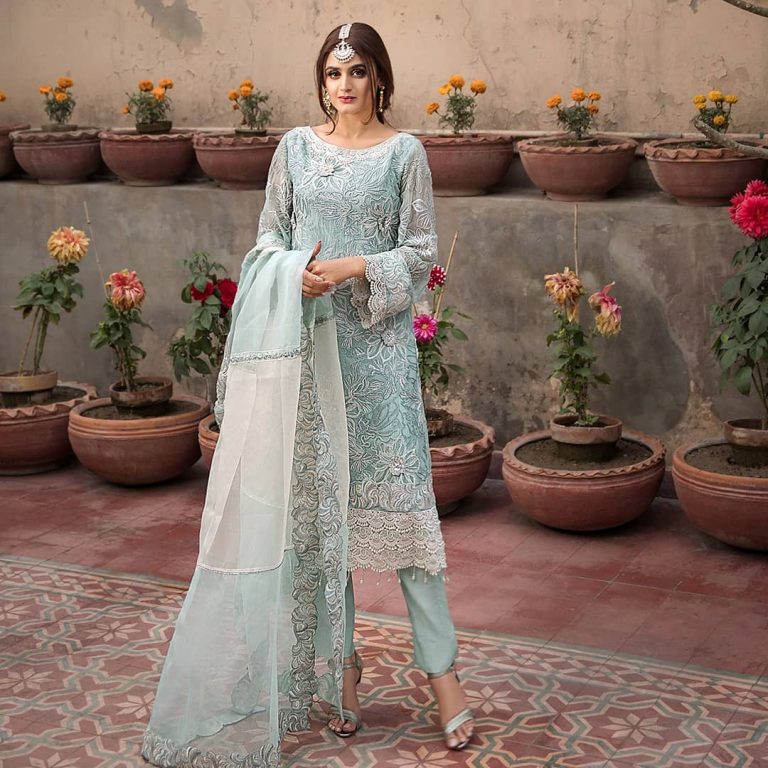 Beautiful Hira Mani Latest Photo Shoot for Motifz | Reviewit.pk