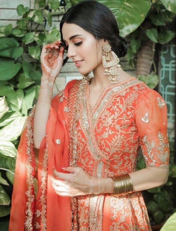 Favorite Poses of Pakistani Celebrities For Camera | Reviewit.pk