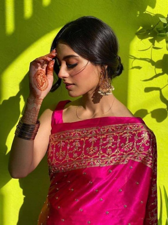 Favorite Poses of Pakistani Celebrities For Camera | Reviewit.pk