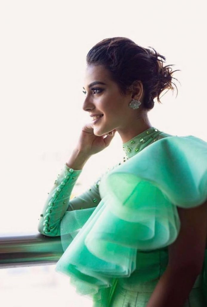 Favorite Poses of Pakistani Celebrities For Camera | Reviewit.pk