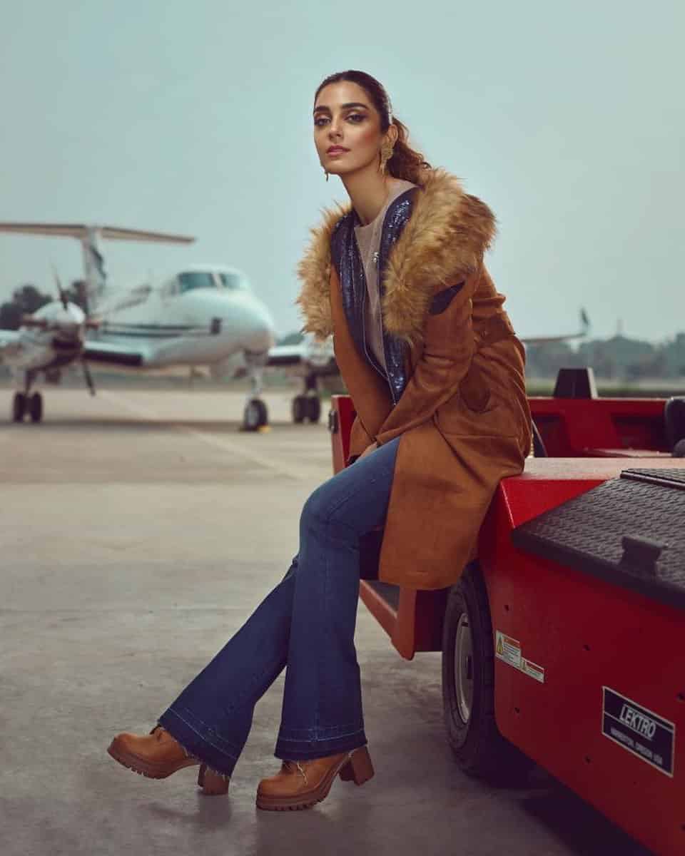 Maya Ali Cleaning Her House | Reviewit.pk