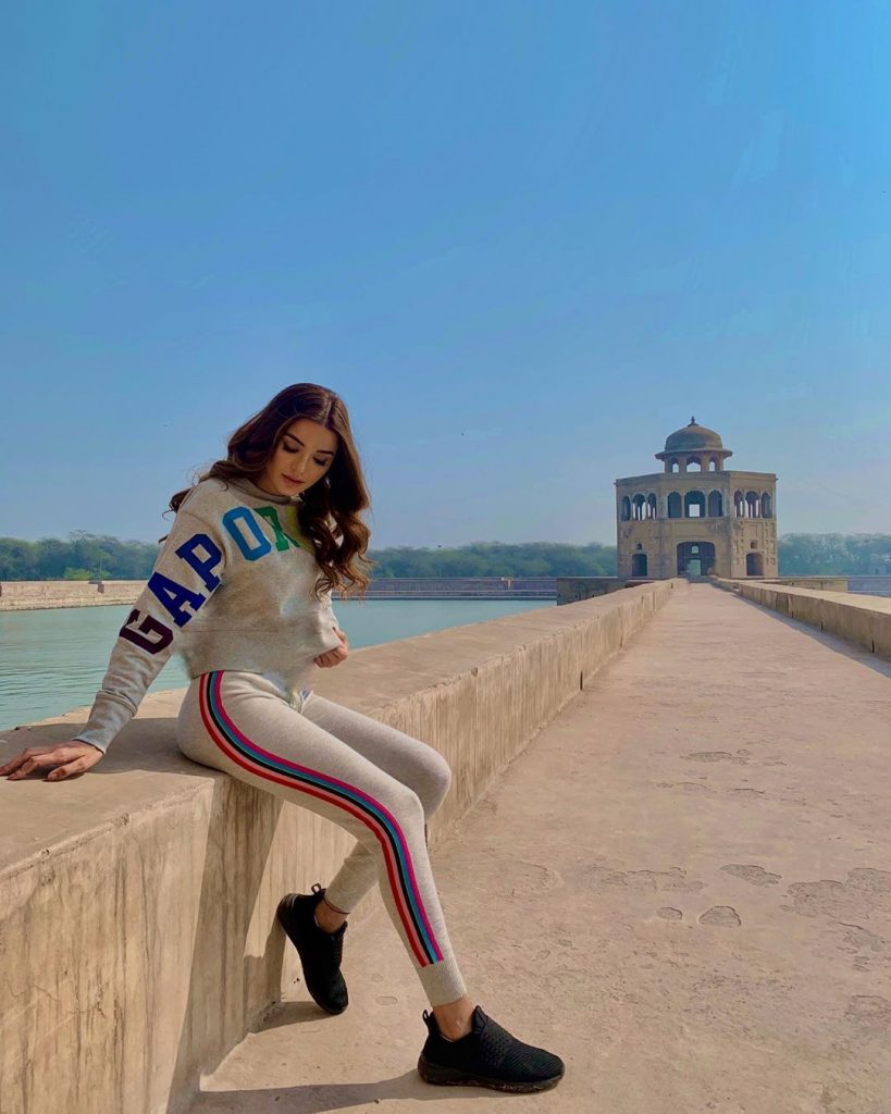Latest Beautiful Pictures of Actress Sadia Khan | Reviewit.pk