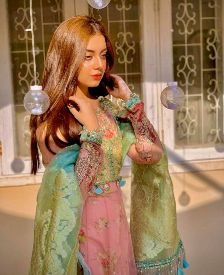 Alizeh Shah -Age, Husband, Sister and Family | Reviewit.pk