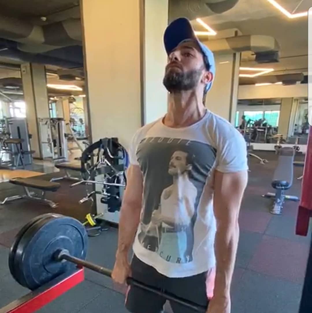 Top 10 Male Celebrities Who are Regular at GYM | Reviewit.pk