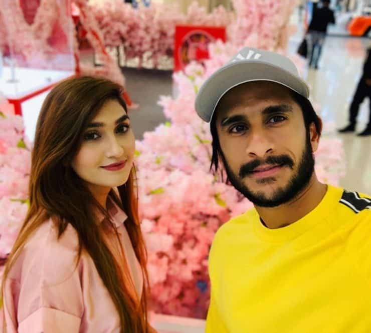 Cricketer Hassan Ali Helps Out Wife Samiya During Quarantine | Reviewit.pk