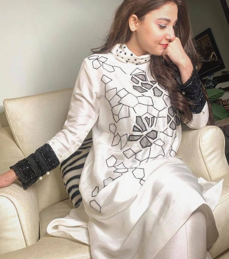 Favorite Poses of Pakistani Celebrities For Camera | Reviewit.pk