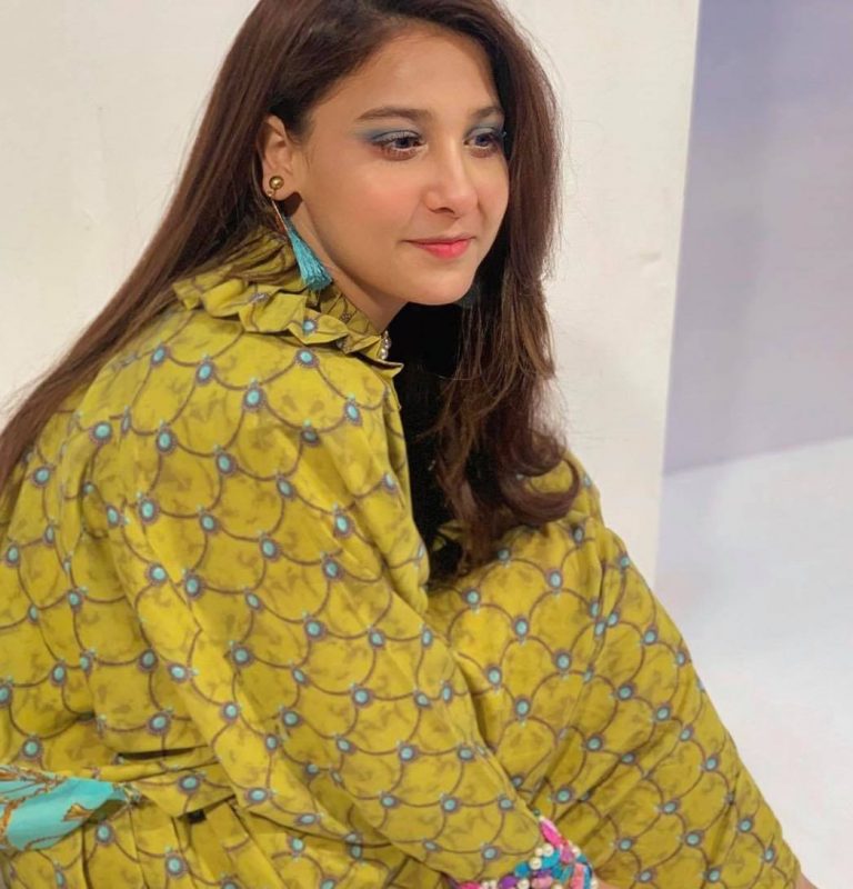 Favorite Poses of Pakistani Celebrities For Camera | Reviewit.pk