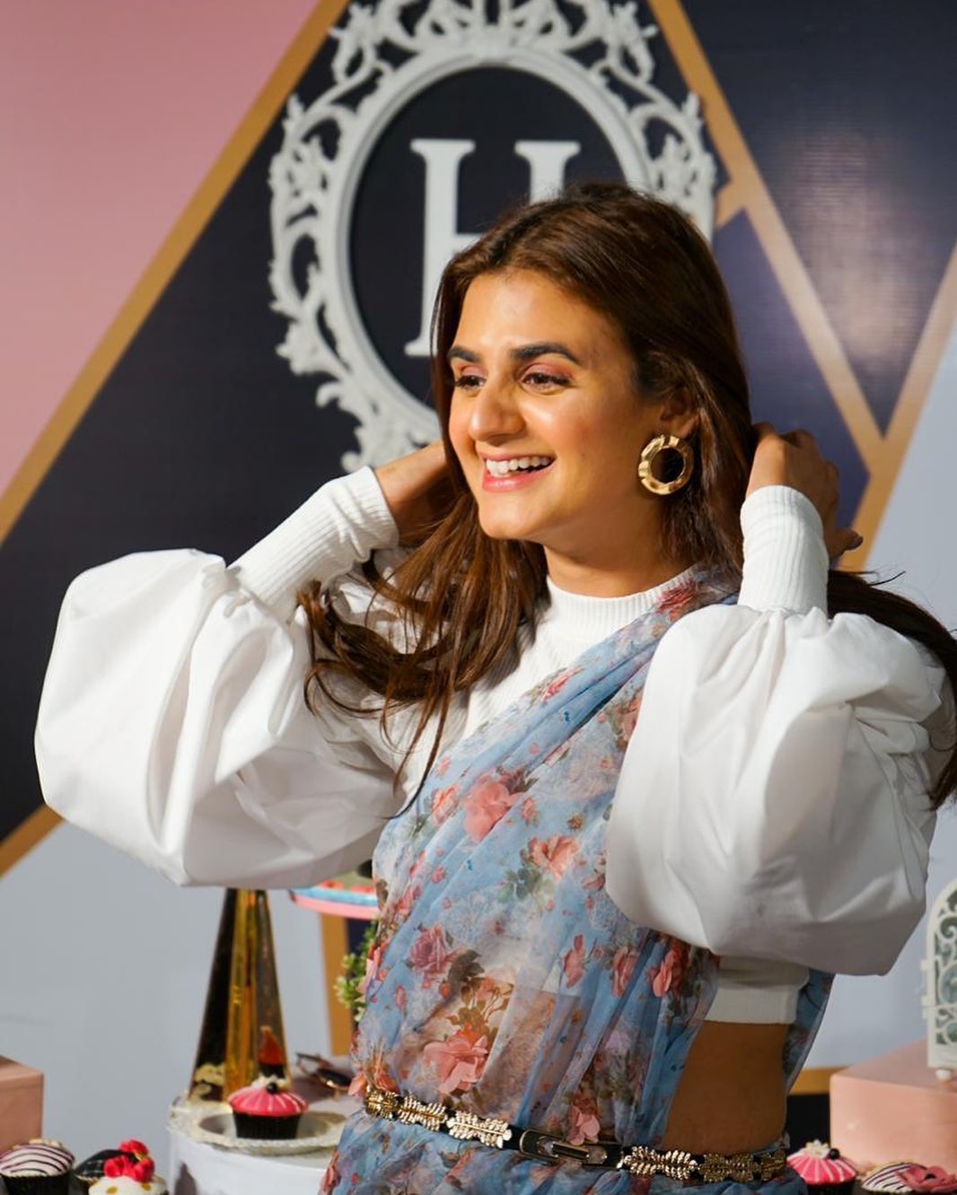 Is White Hira Mani's Favorite Color? | Reviewit.pk