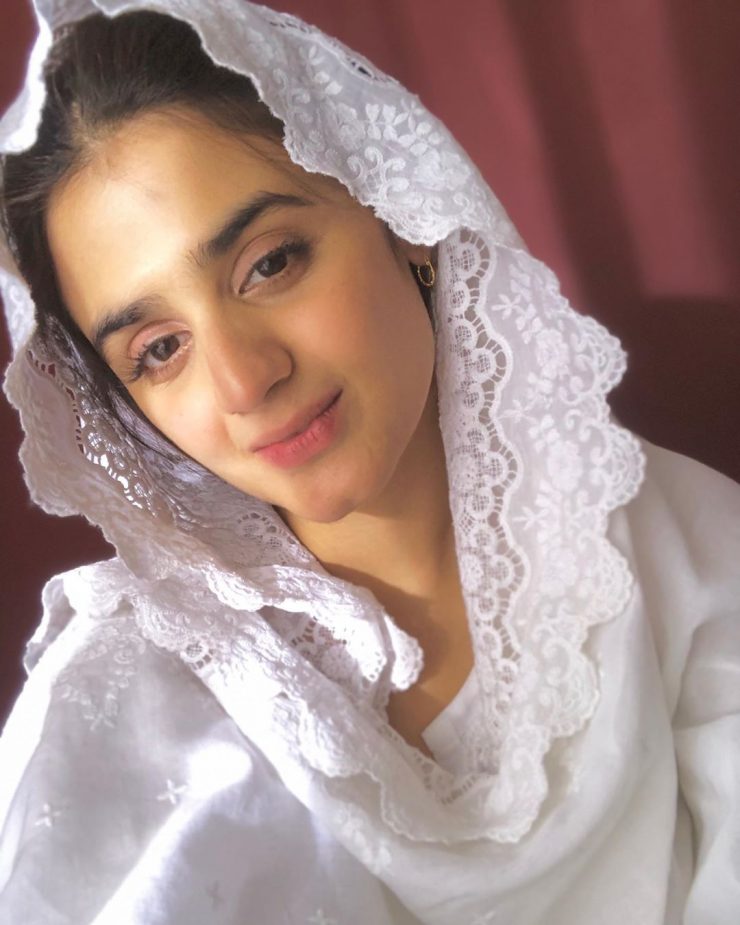 Is White Hira Mani's Favorite Color? | Reviewit.pk