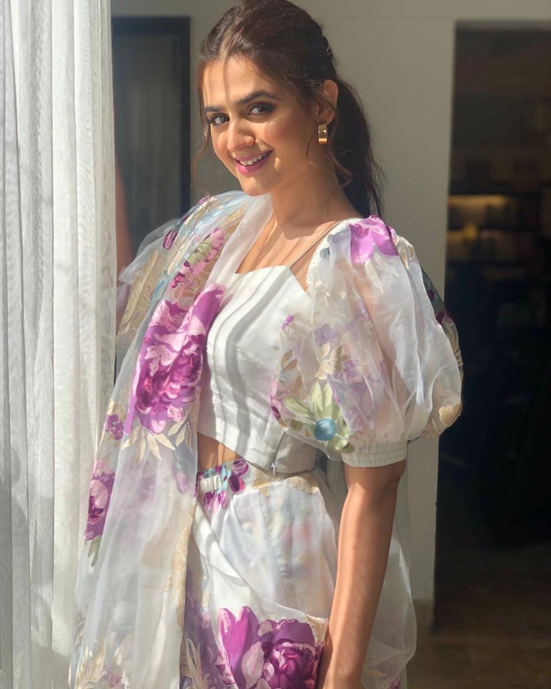 Is White Hira Mani's Favorite Color? | Reviewit.pk