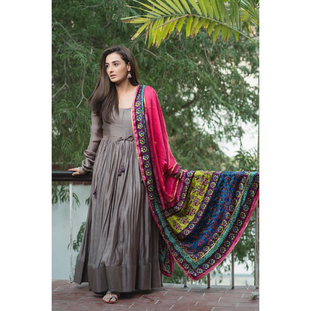Momal Sheikh’s Formal Outfits You Must See! | Reviewit.pk