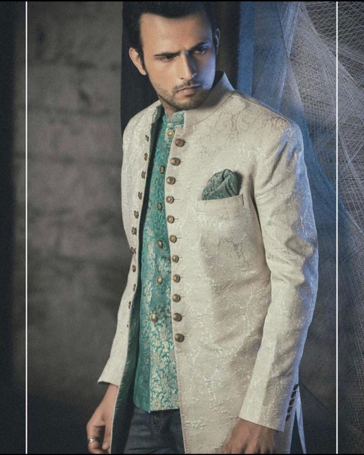 Closer Look at Handsome Usman Mukhtar’s Life | Reviewit.pk