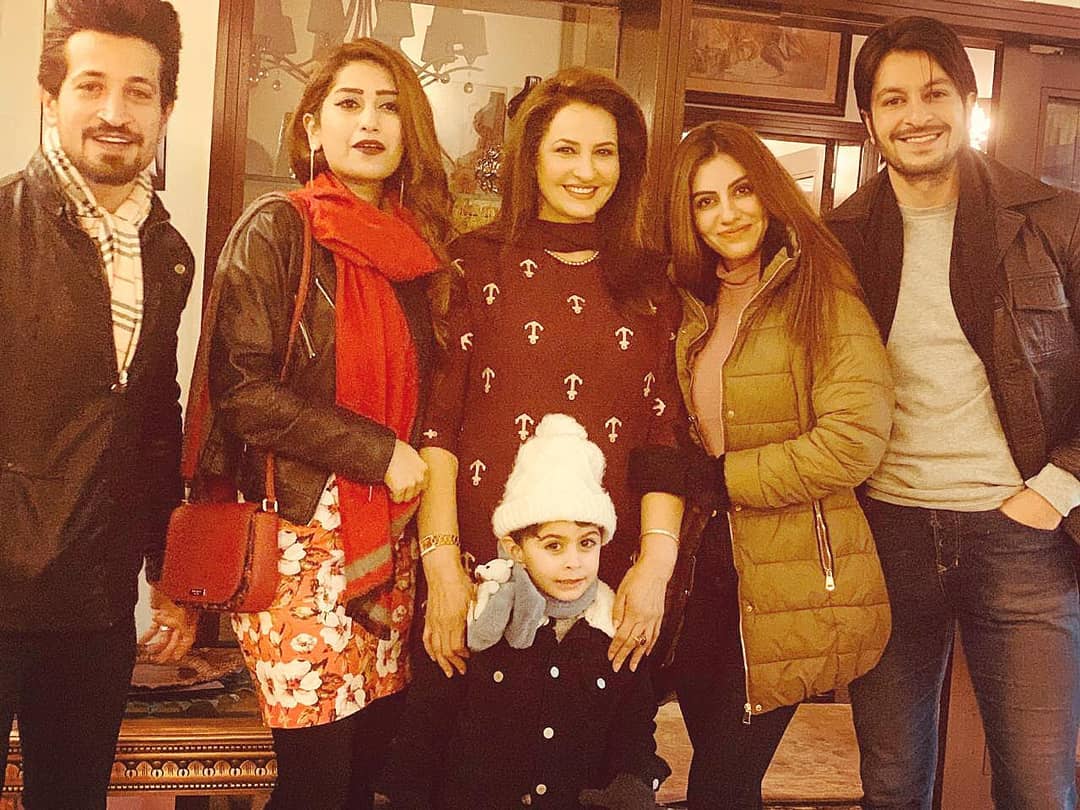 Adorable Family Pictures of Saba Faisal | Reviewit.pk