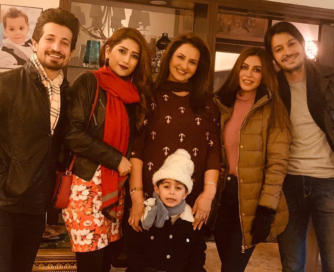 Adorable Family Pictures of Saba Faisal | Reviewit.pk