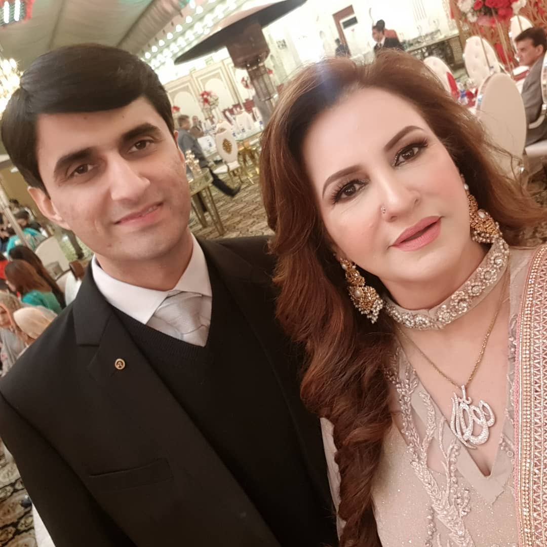 Adorable Family Pictures of Saba Faisal | Reviewit.pk