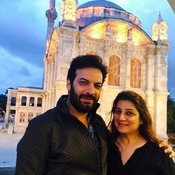 Exclusive Pictures of Saleem Sheikh with His Family | Reviewit.pk