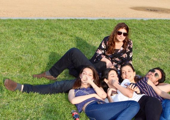 Exclusive Pictures of Saleem Sheikh with His Family | Reviewit.pk