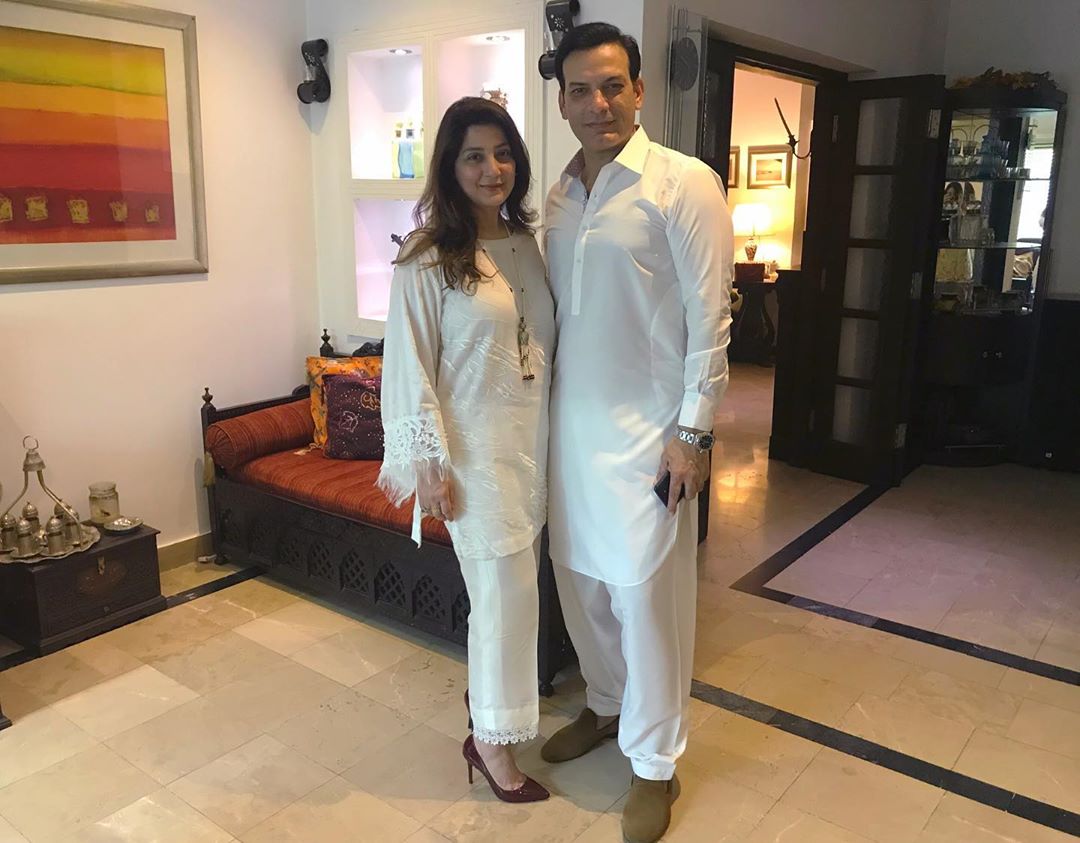 Exclusive Pictures of Saleem Sheikh with His Family | Reviewit.pk