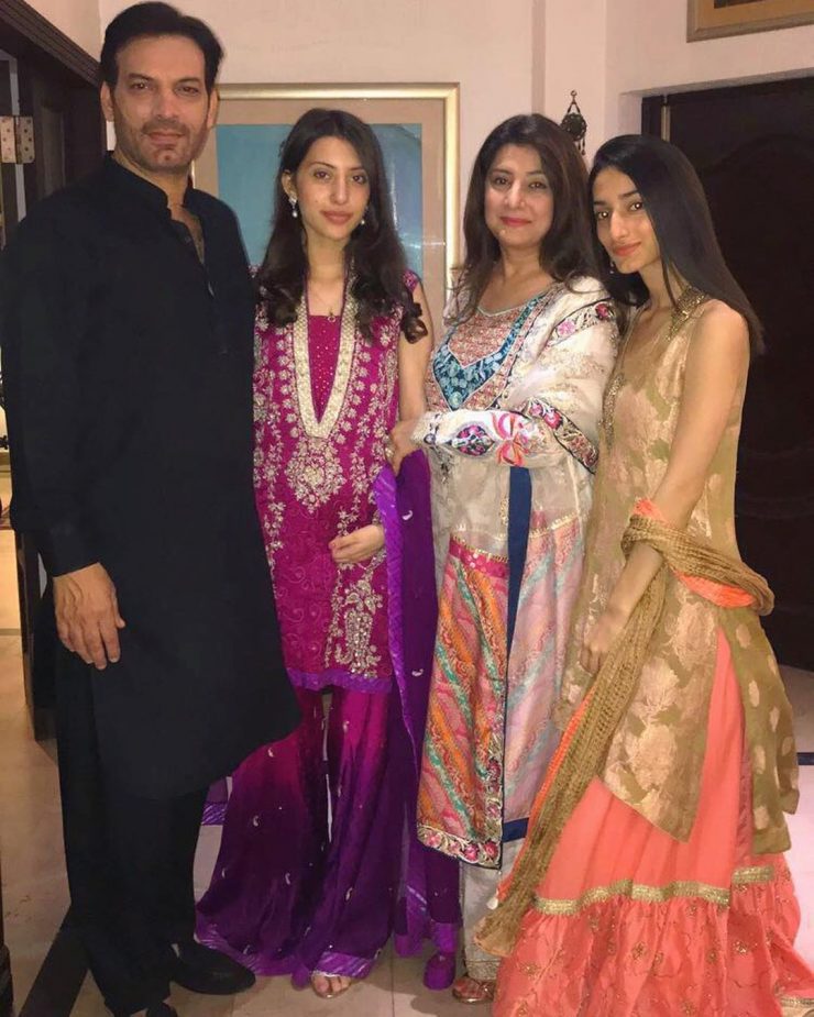 Exclusive Pictures of Saleem Sheikh with His Family | Reviewit.pk