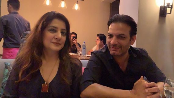 Exclusive Pictures of Saleem Sheikh with His Family | Reviewit.pk