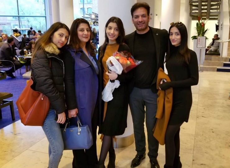 Exclusive Pictures of Saleem Sheikh with His Family | Reviewit.pk