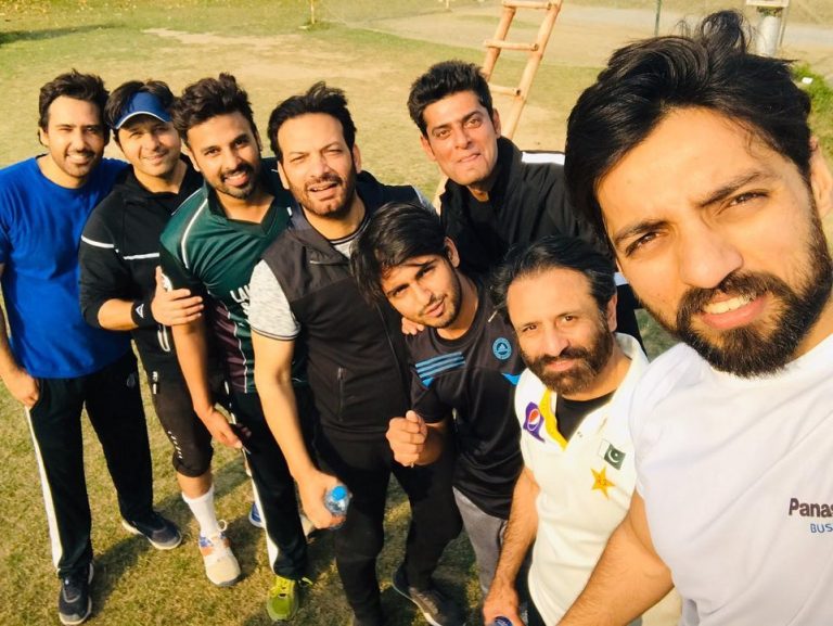 Exclusive Pictures of Saleem Sheikh with His Family | Reviewit.pk