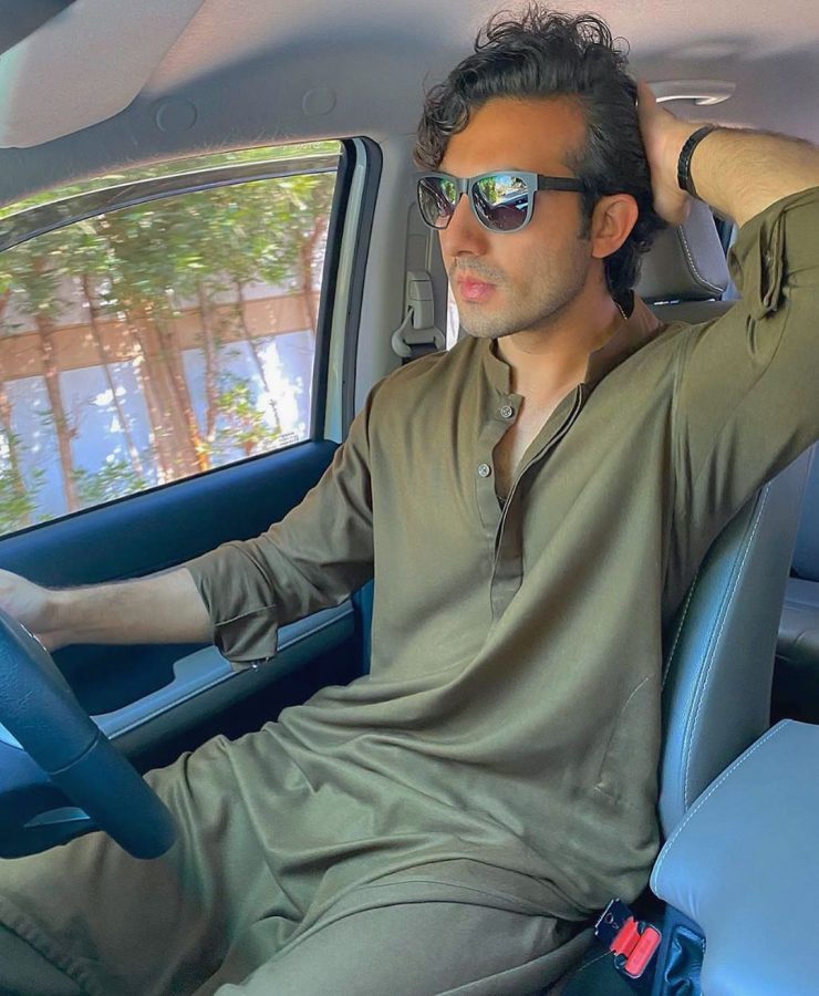 Pictures Shahroz Sabzwari Want His Followers to See | Reviewit.pk