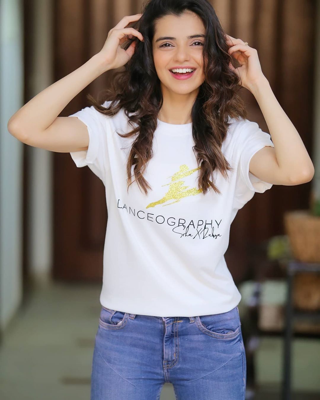 Actress Srha Asgr Shows Off Fitness Routine | Reviewit.pk