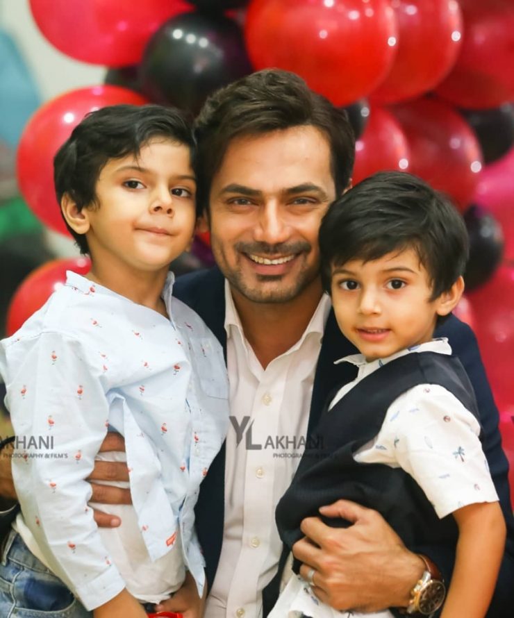Adorable Pictures of Zahid Ahmed with Family | Reviewit.pk