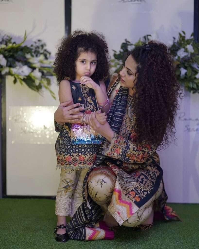 Singer Annie Khalid Latest Pictures with her Daughter | Reviewit.pk