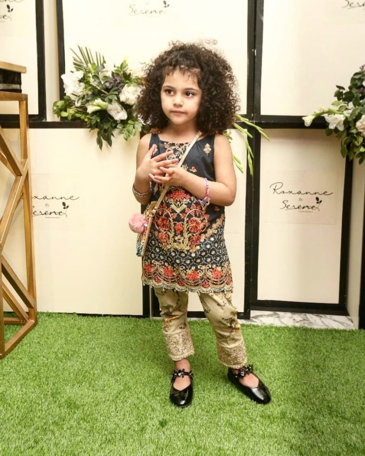 Singer Annie Khalid Latest Pictures with her Daughter | Reviewit.pk