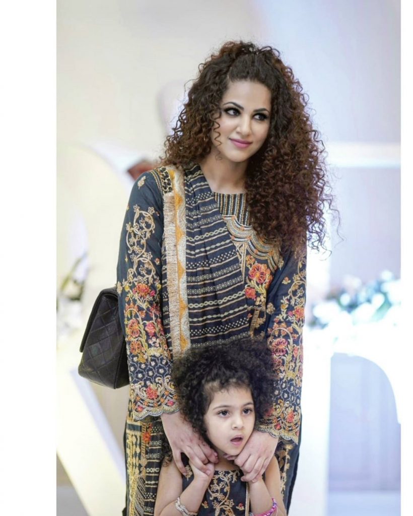 Singer Annie Khalid Latest Pictures with her Daughter | Reviewit.pk