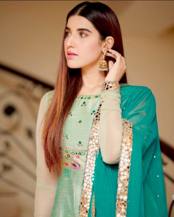 Top 20 Well Dressed Pictures Of Beautiful Hareem Farooq | Reviewit.pk