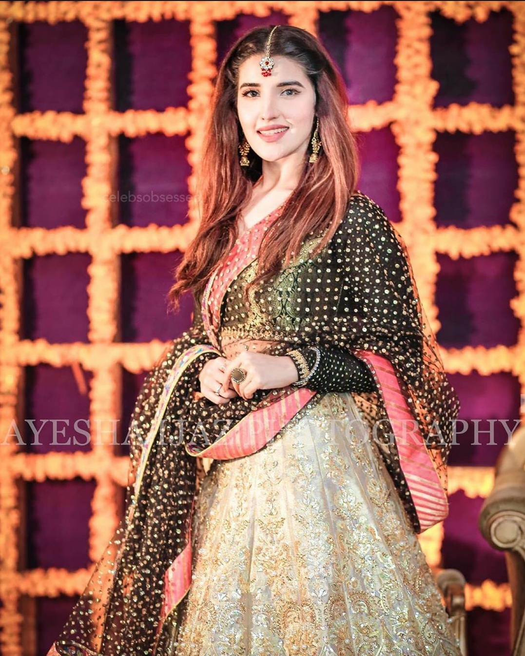 Top 20 Well Dressed Pictures Of Beautiful Hareem Farooq | Reviewit.pk