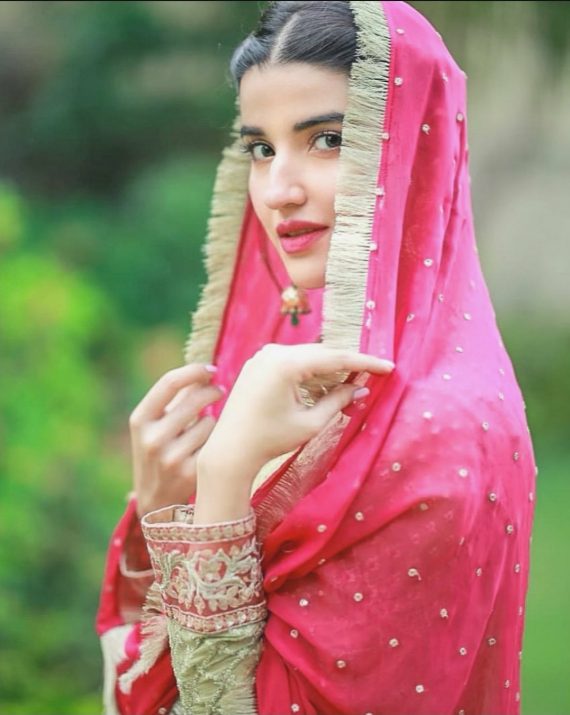 Top 20 Well Dressed Pictures Of Beautiful Hareem Farooq | Reviewit.pk