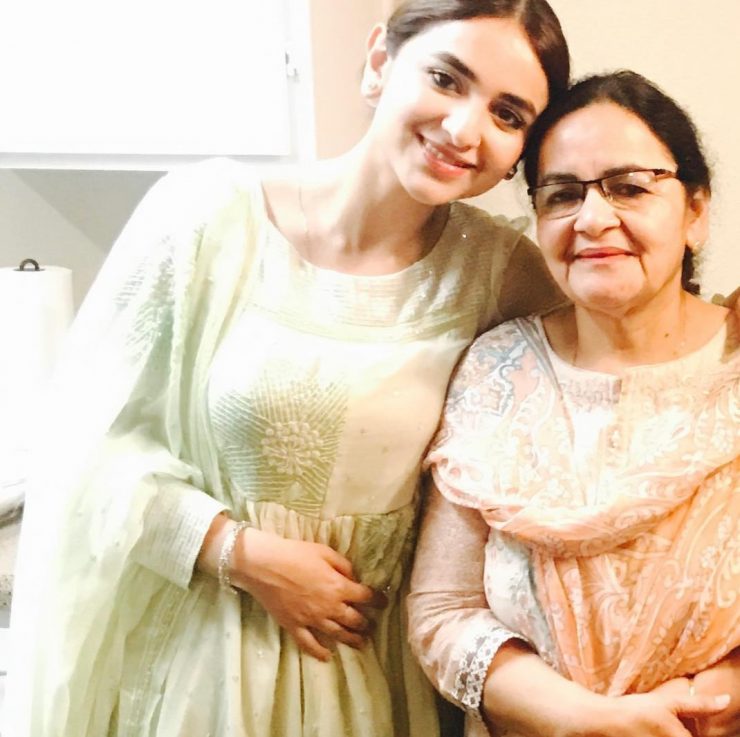 An Insight Into Yumna Zaidi's Family | Reviewit.pk