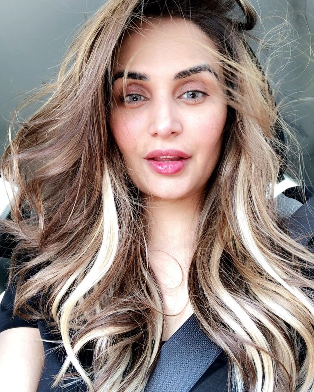 Mehreen Syed Enjoying Vacation With Friends In Greece | Reviewit.pk