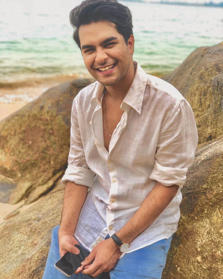 Adorable Pictures of Asim Azhar With Family | Reviewit.pk